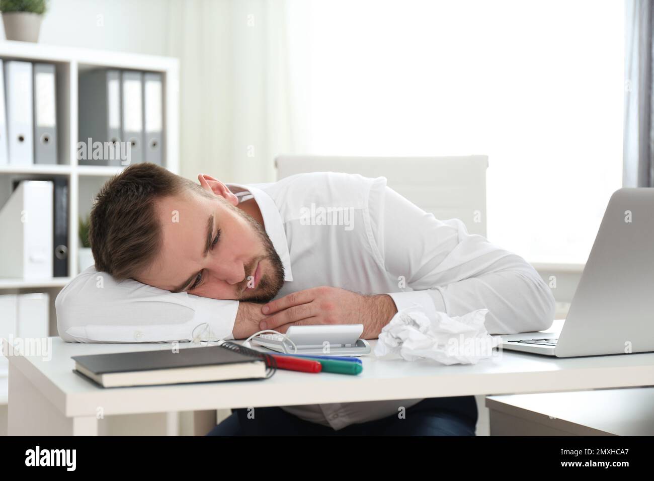 Man with messy desk hi-res stock photography and images - Alamy
