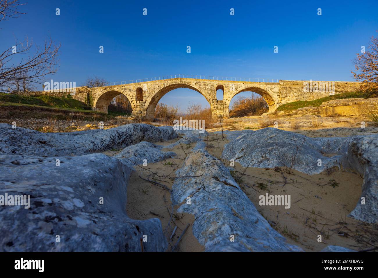 Pont Julien, roman stone arch bridge over Calavon river, Provence ...