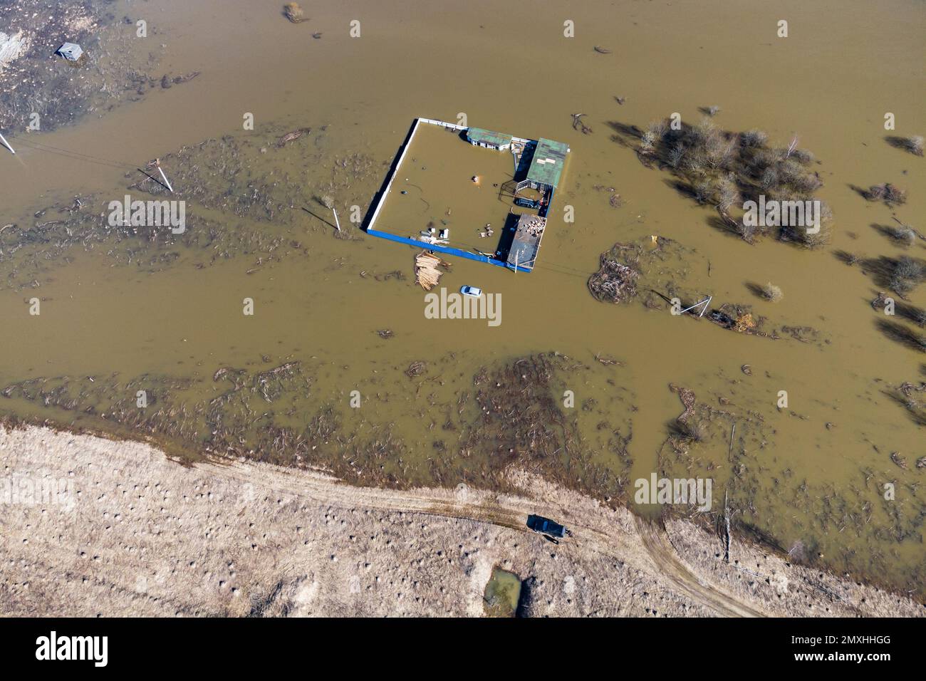 Aerial view of a flooded land plot with cars during the spring flood, a farm in the water Stock ...