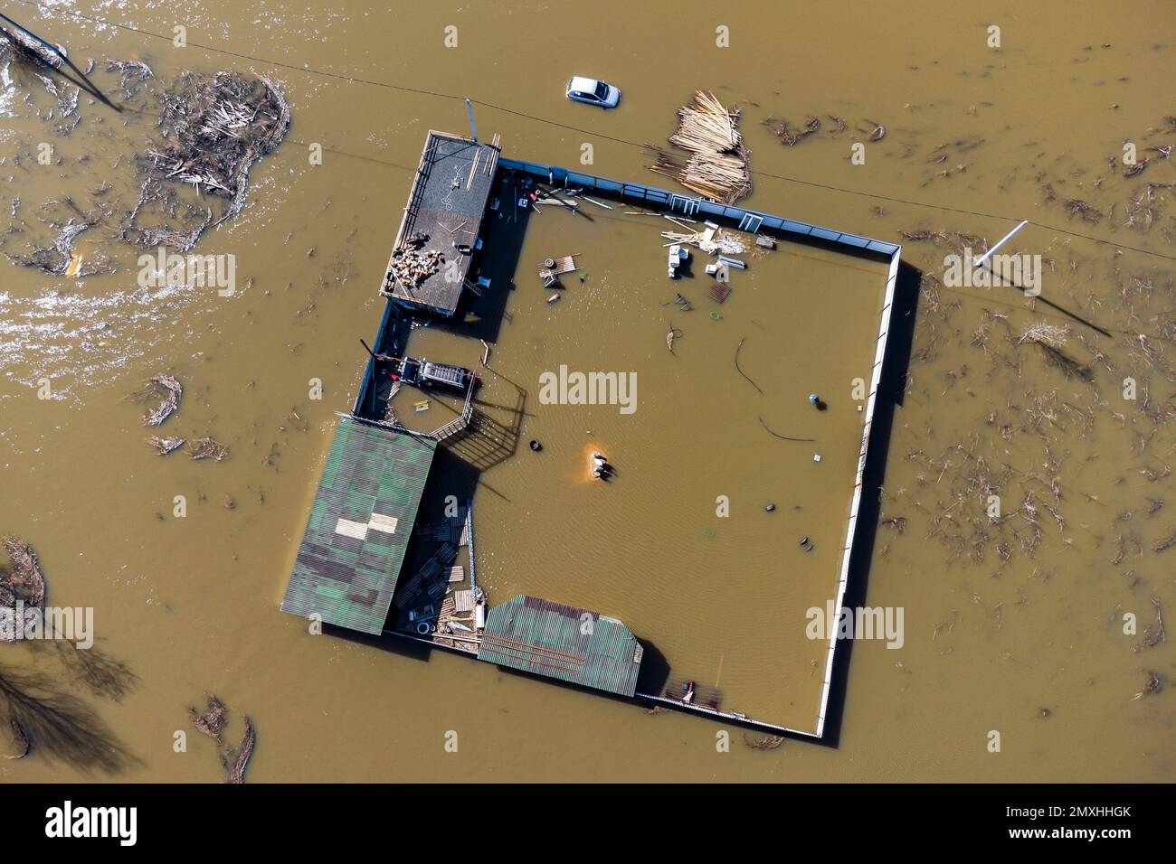 Aerial view of a flooded land plot with cars during the spring flood, a farm in the water Stock ...