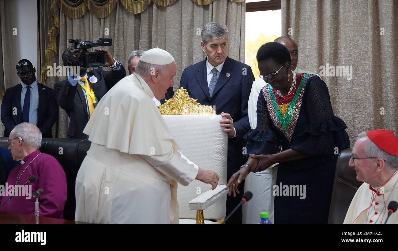 Pope Francis (L) attend meeting with authorities, leaders of civil ...