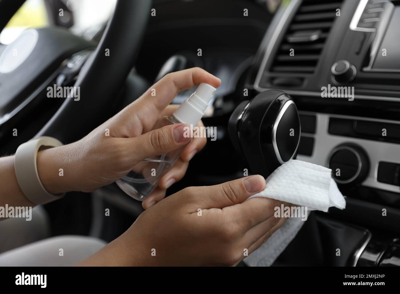 Car clean with tissue hi-res stock photography and images - Alamy