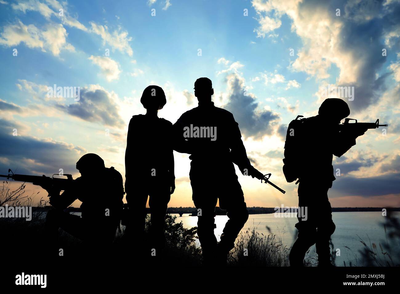 Female soldiers silhouette hi-res stock photography and images - Alamy