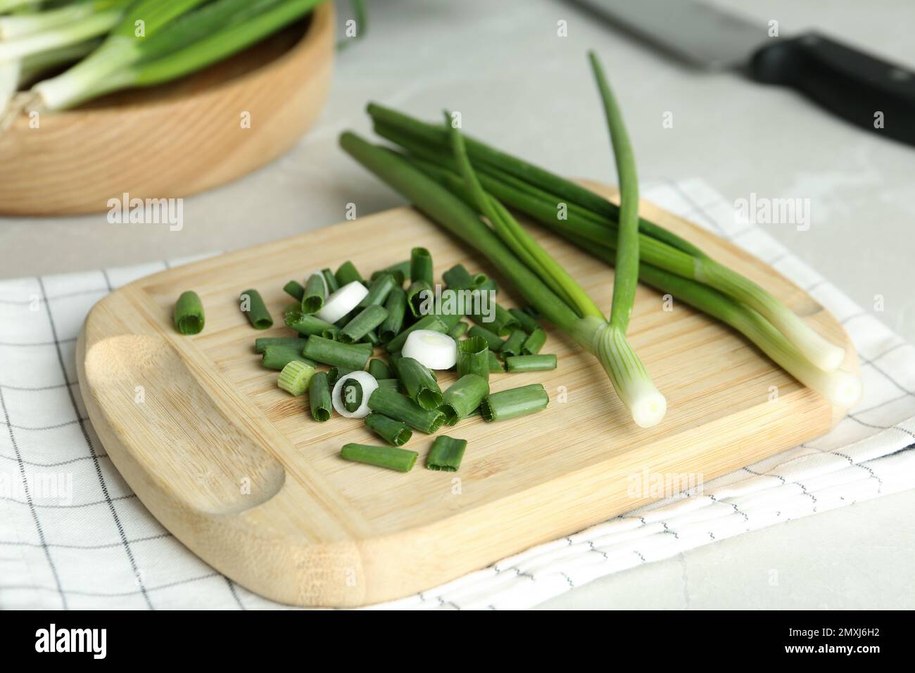 Spring onions on wooden hi-res stock photography and images - Alamy