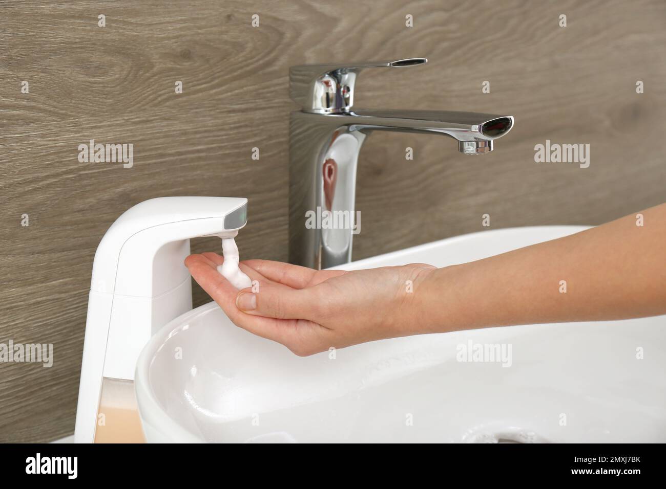 Touchless sanitizer dispenser hi-res stock photography and images - Alamy