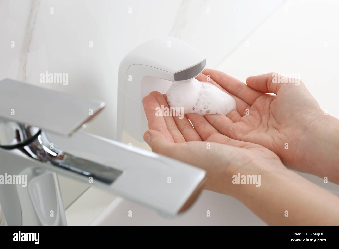Touchless sanitizer dispenser hi-res stock photography and images - Alamy