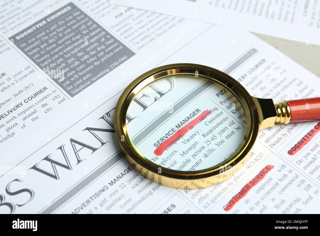 Magnifying glass on newspaper hi-res stock photography and images - Alamy