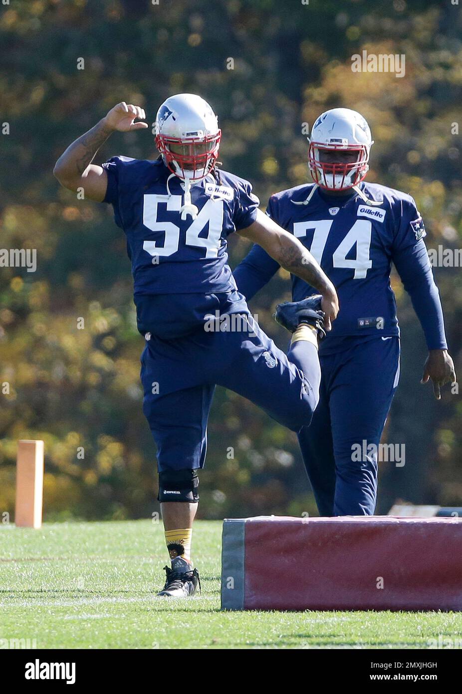 New England Patriots linebacker Dont'a Hightower (54) and defensive ...