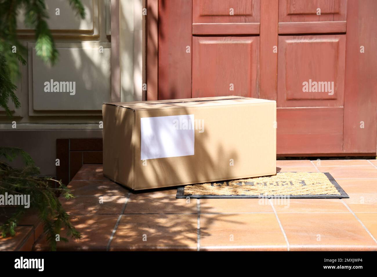Parcel at door hi-res stock photography and images - Alamy