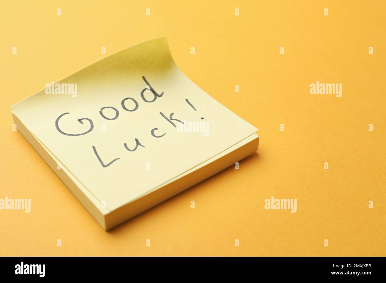 Note with phrase GOOD LUCK on orange background Stock Photo - Alamy