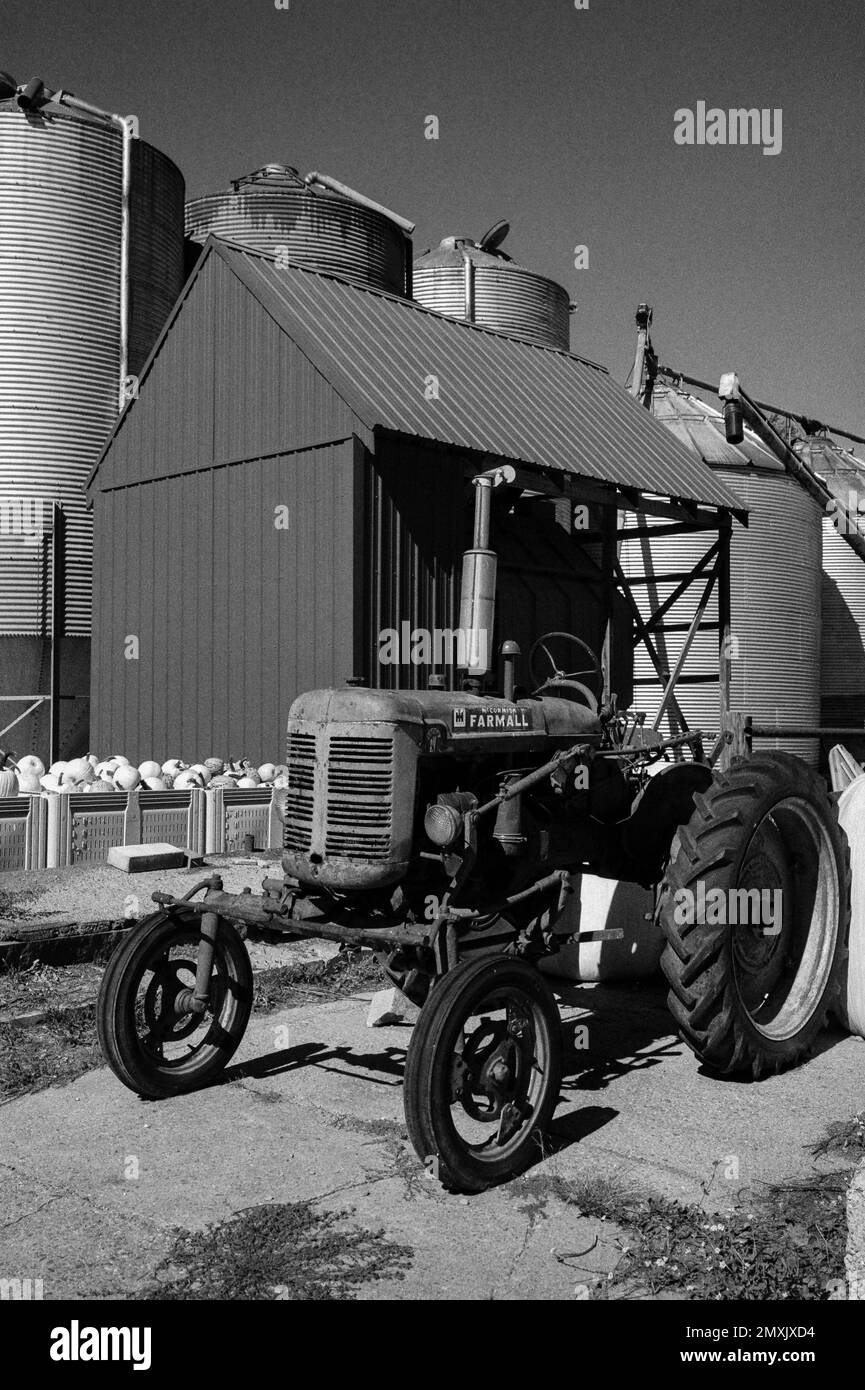 Old barn farm grain bin hi-res stock photography and images - Alamy