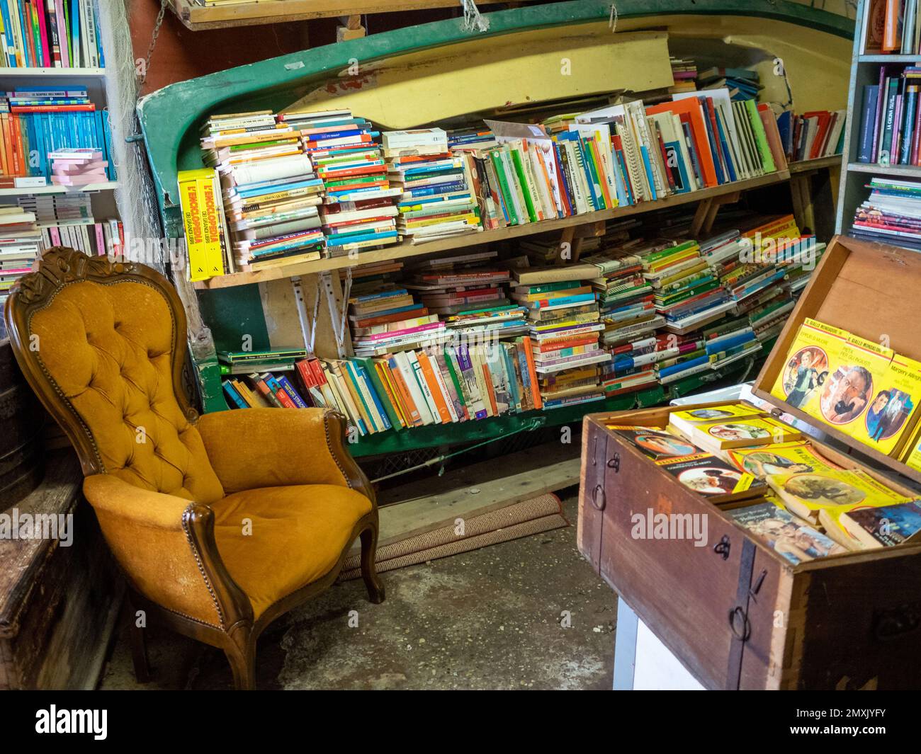 Inside bookshop hi-res stock photography and images - Alamy