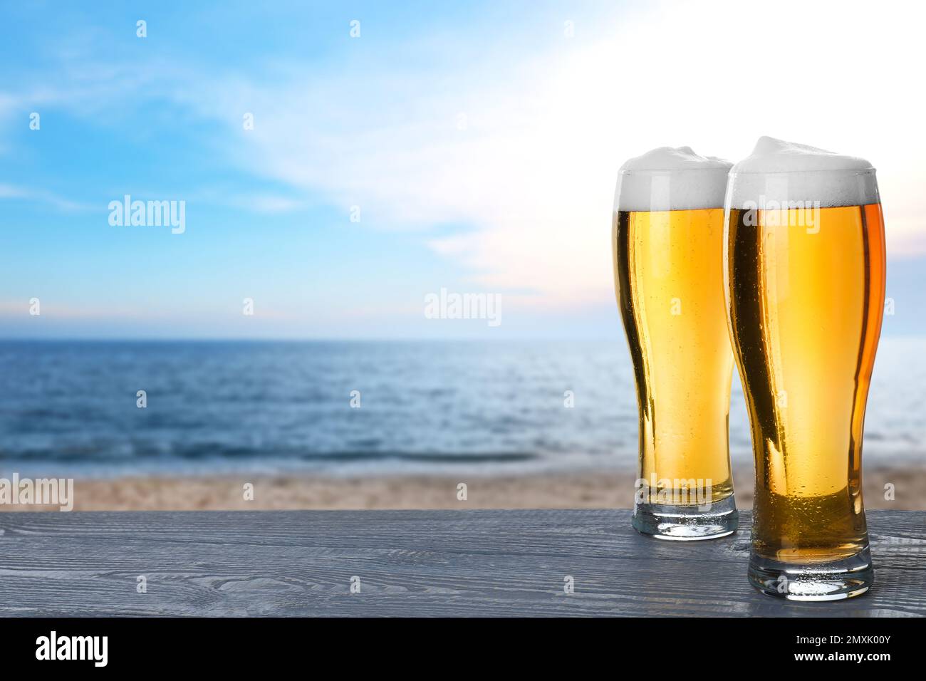 Gold bar on desk hi-res stock photography and images - Alamy