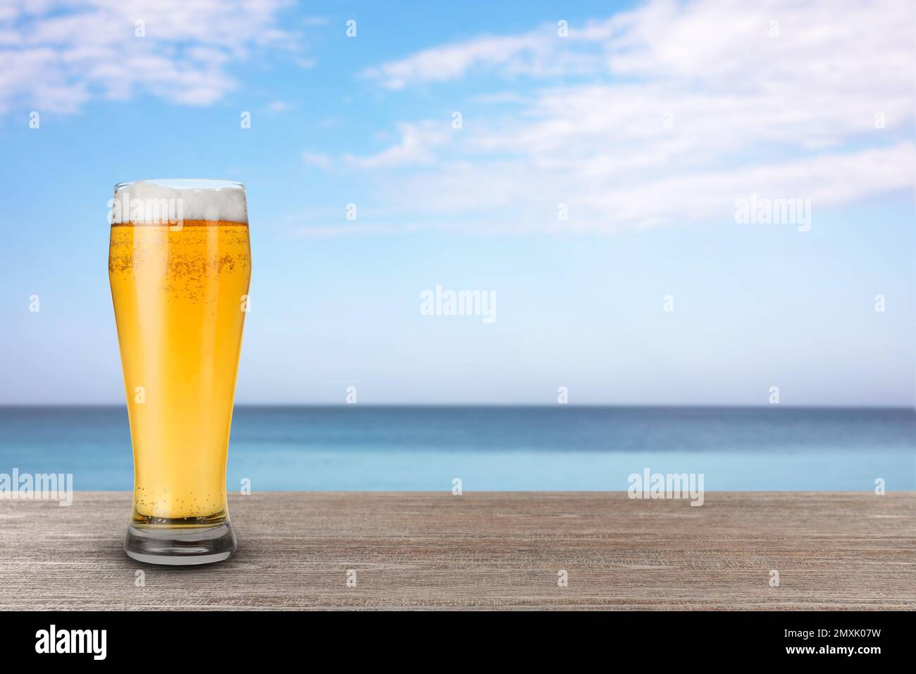 Gold bar on desk hi-res stock photography and images - Alamy