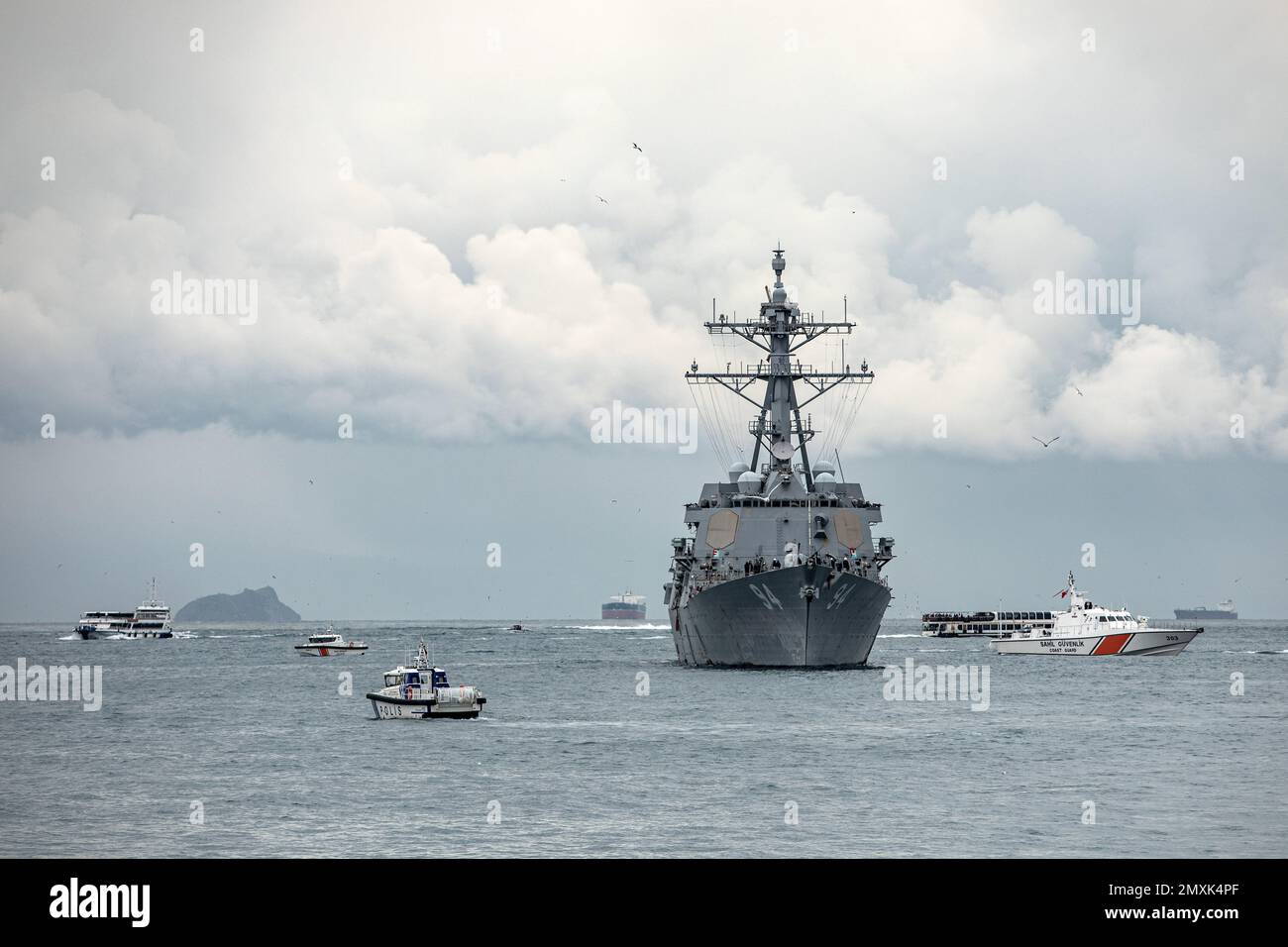 USS Nitze (DDG-94), an Arleigh Burke-class destroyer of U.S. Navy, is ...