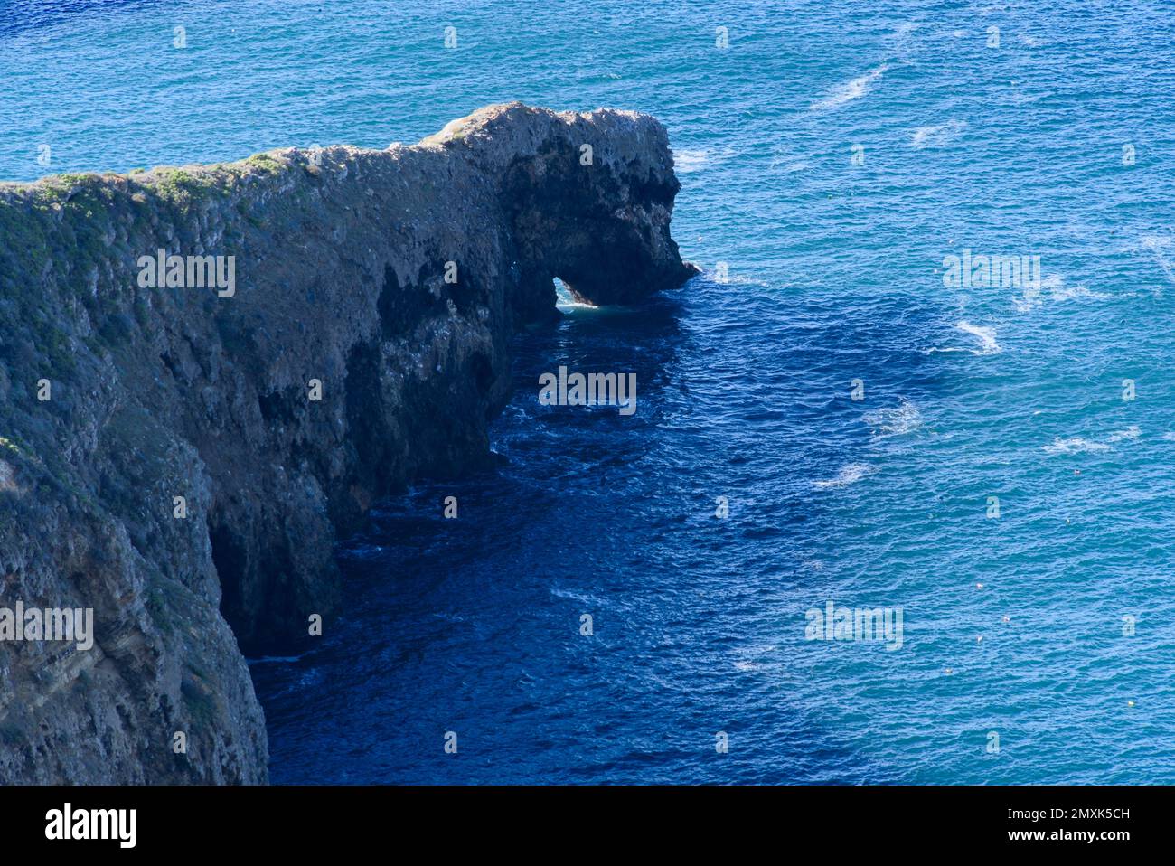 Cliff on sea rocky coastline hi-res stock photography and images - Alamy