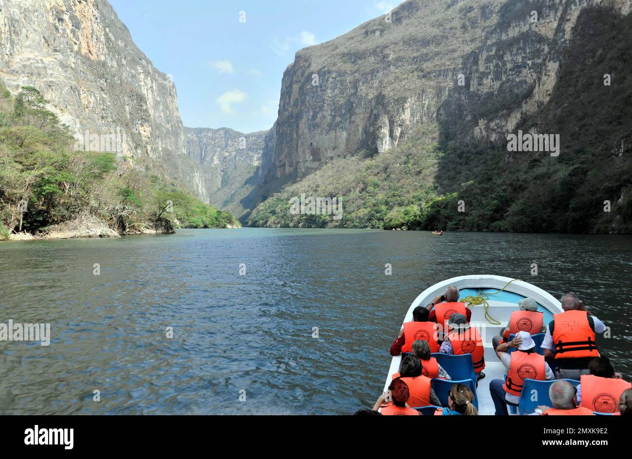 Boat trip through the impressive canyon of the Canon del Sunidero ...