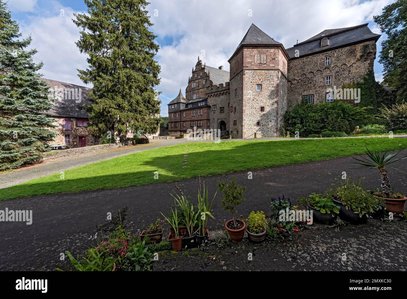 Large castle courtyard, Wirschaftshof, main castle with keep, former ...
