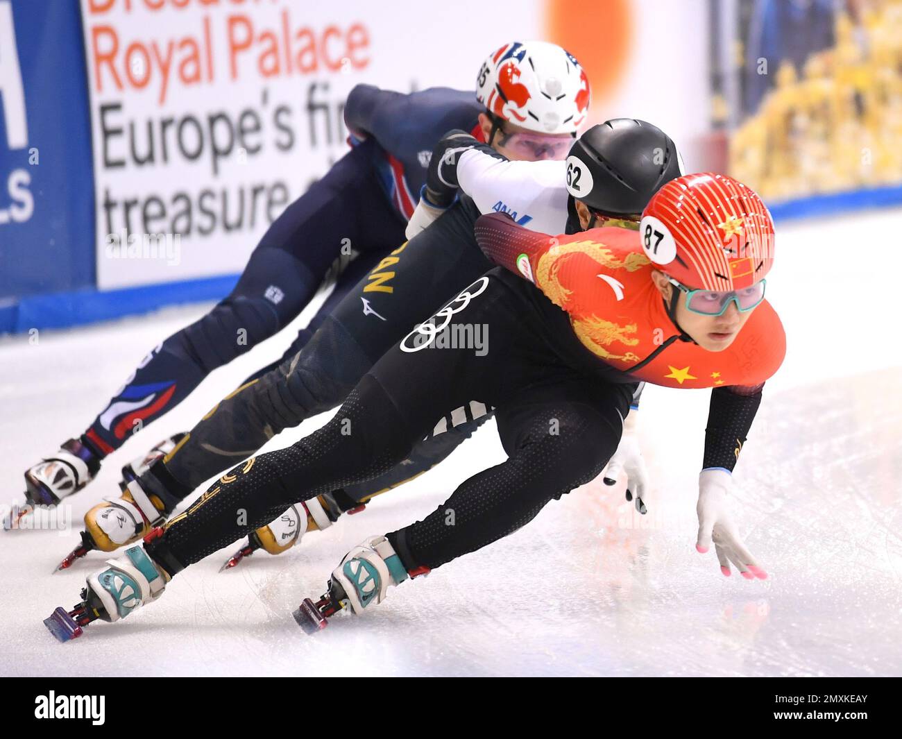 Dresden, Germany. 3rd Feb, 2023. Li Wenlong (front) of China competes ...