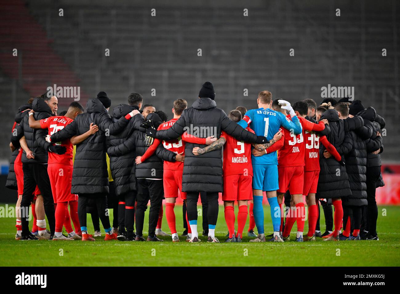 Teambuilding after the match, team circle, RB RasenBallsport Leipzig RBL, Mercedes-Benz Arena ...
