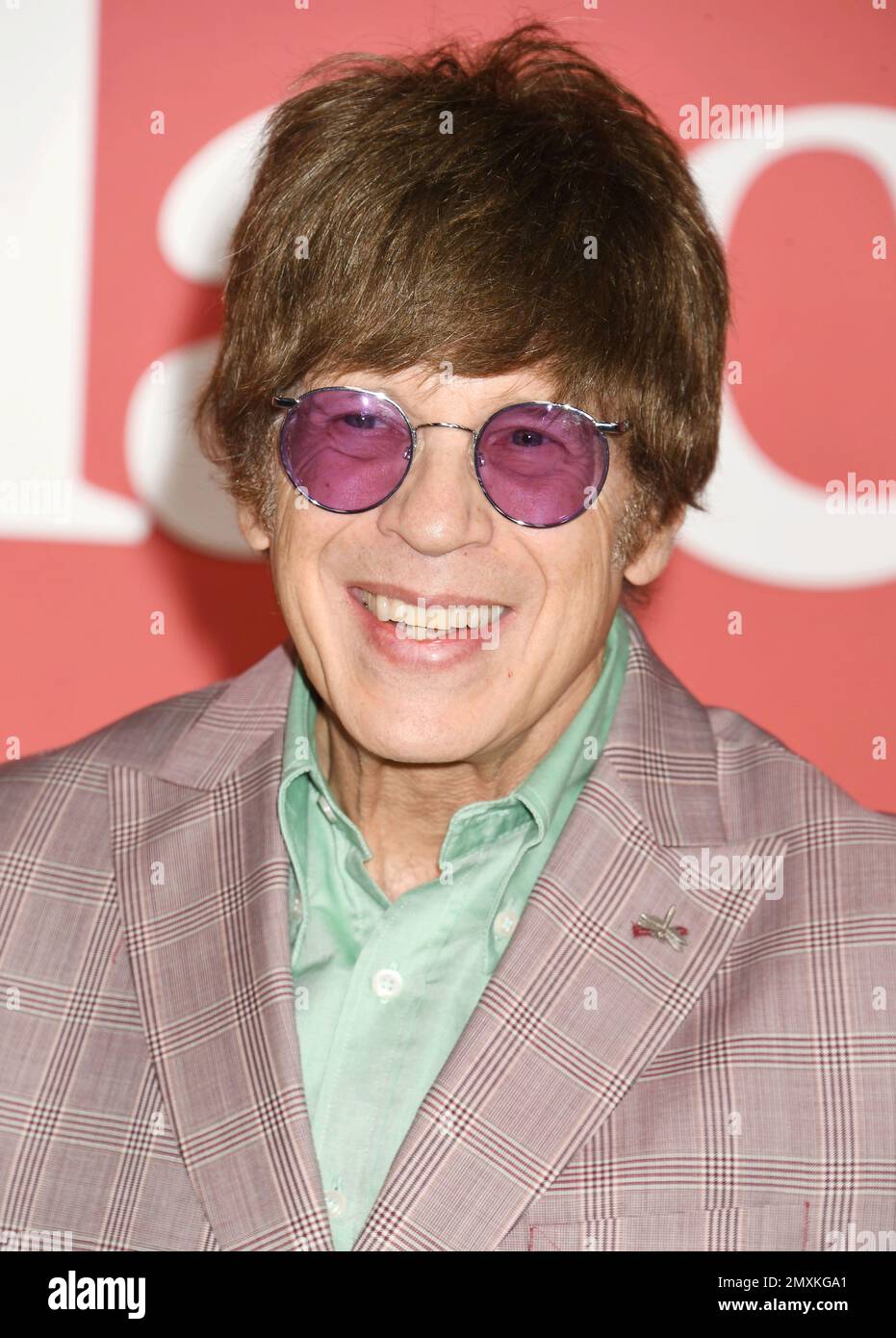 LOS ANGELES, CALIFORNIA - FEBRUARY 02: Elliot Easton attends the world ...