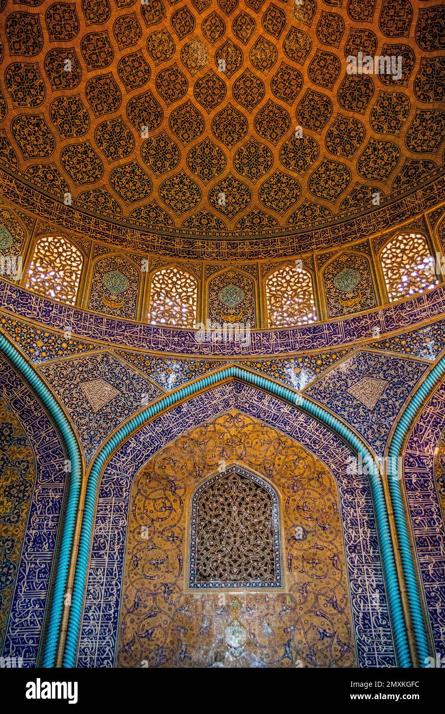 Dome and faience mosaics, Shaikh Lotfullah Mosque, Isfahan, Isfahan ...