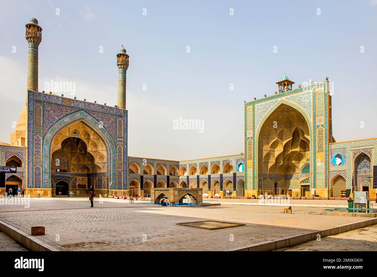 Isfahan friday mosque courtyard hi-res stock photography and images - Alamy