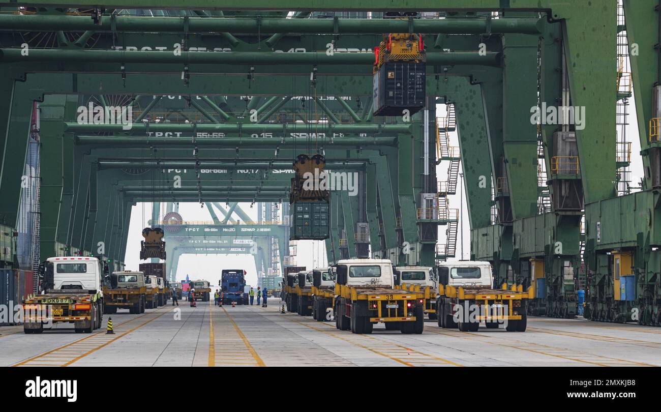 Tianjin Pacific container freight terminal Stock Photo - Alamy