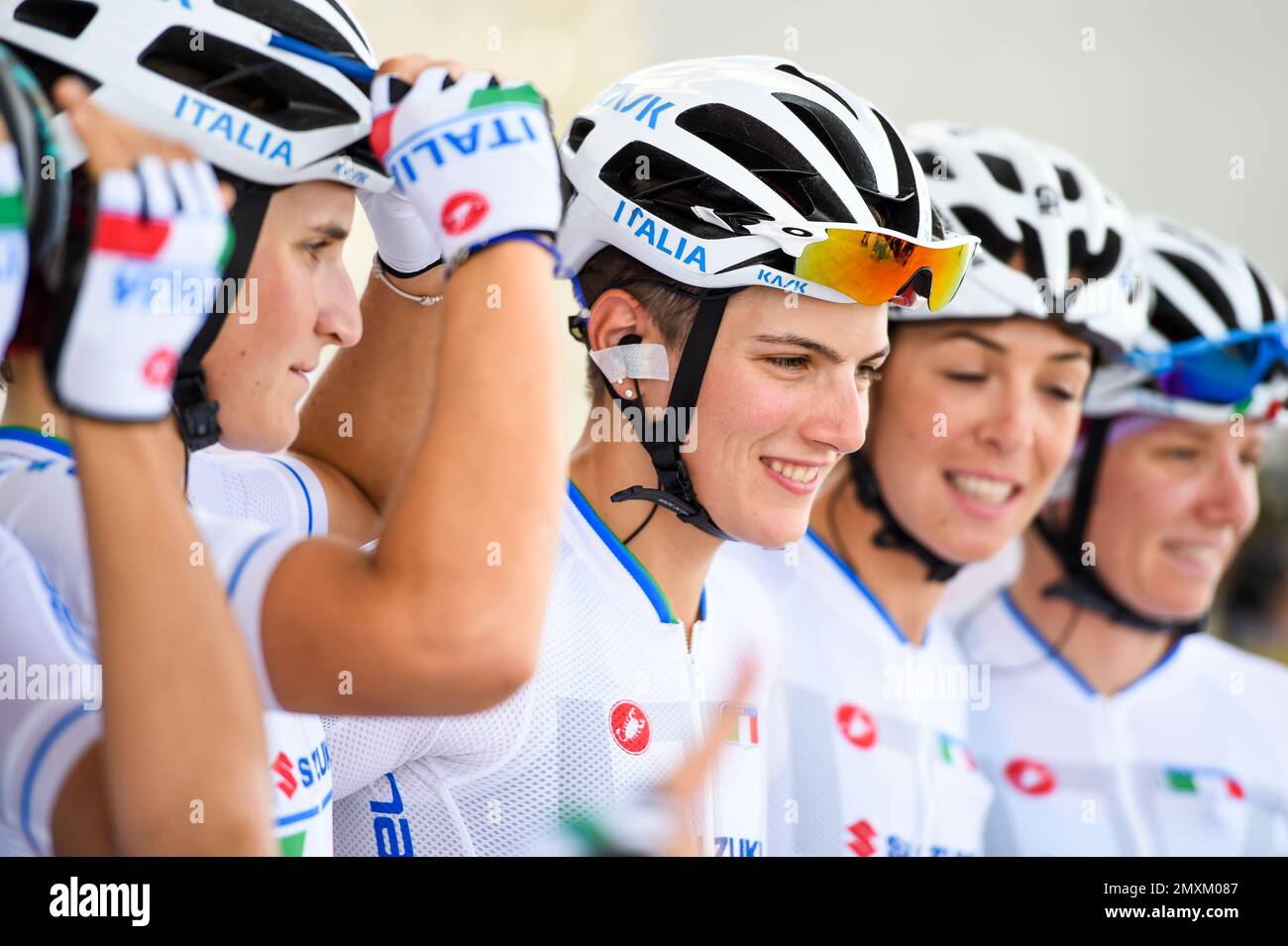 The Italian team poses for photos before the start of the women's Elite ...