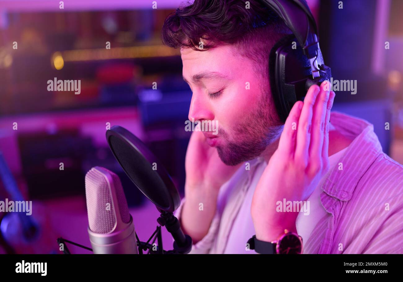 Head in hands man artistic hi-res stock photography and images - Alamy