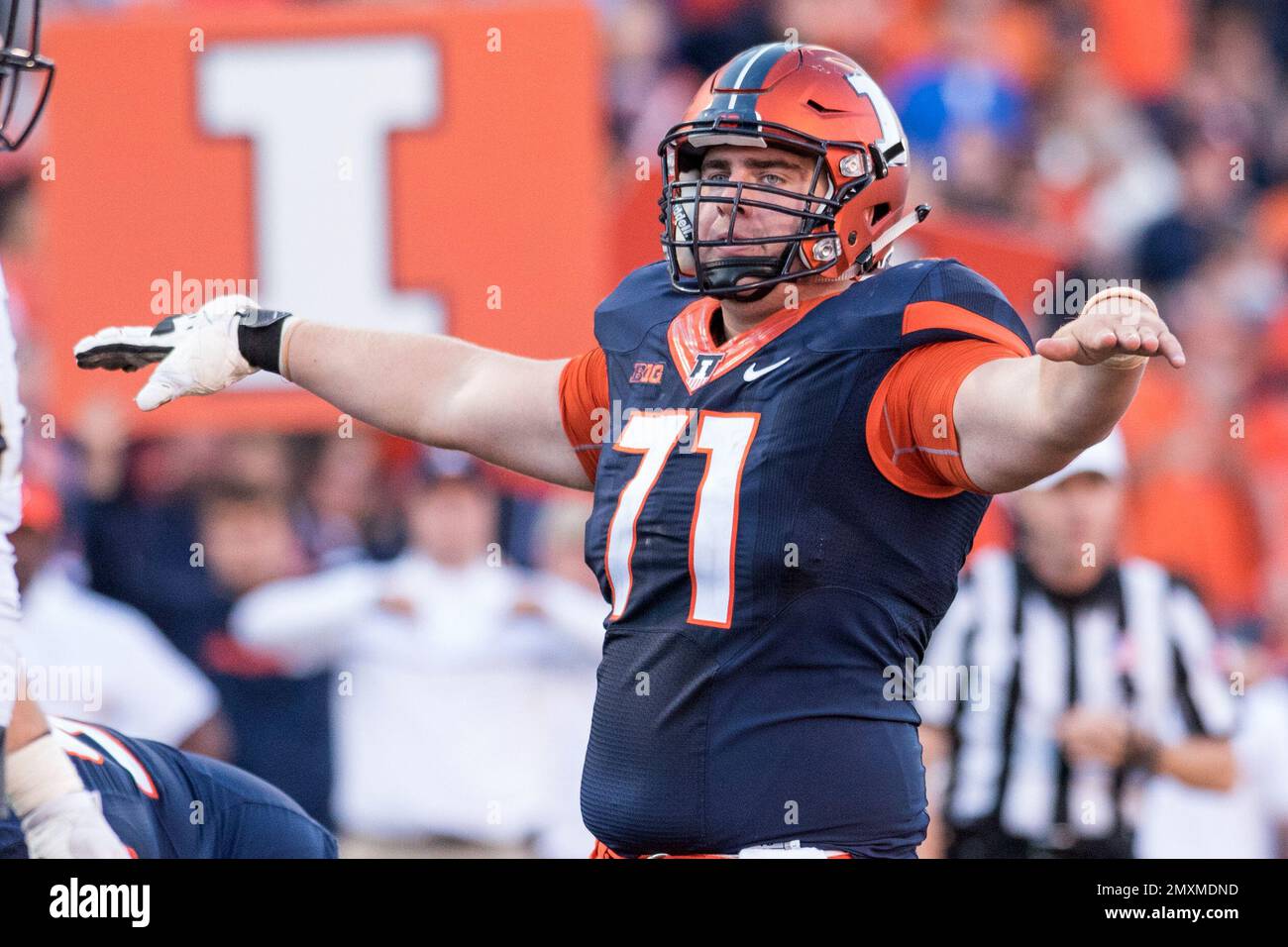 Illinois offensive lineman Joe Spencer (71) gestures to the crowd ...