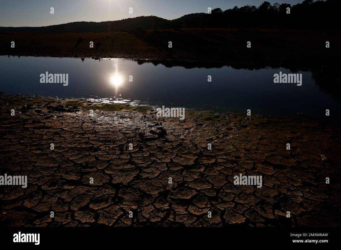 Sun light reflects on the surface of Lake Purdy in Birmingham, Ala ...