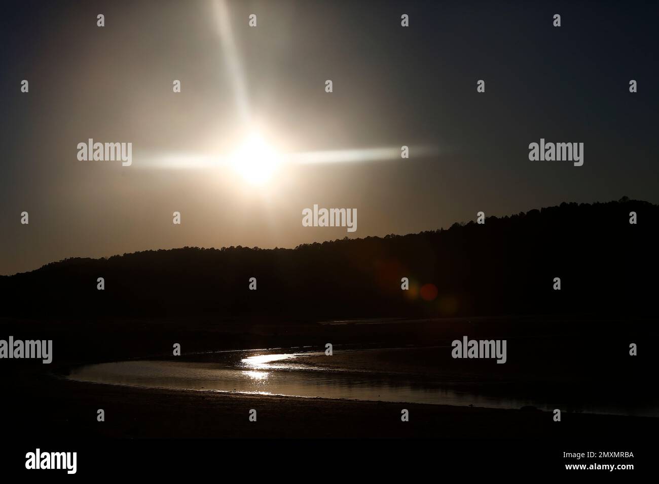 Sun light reflects on the surface of Lake Purdy in Birmingham, Ala ...