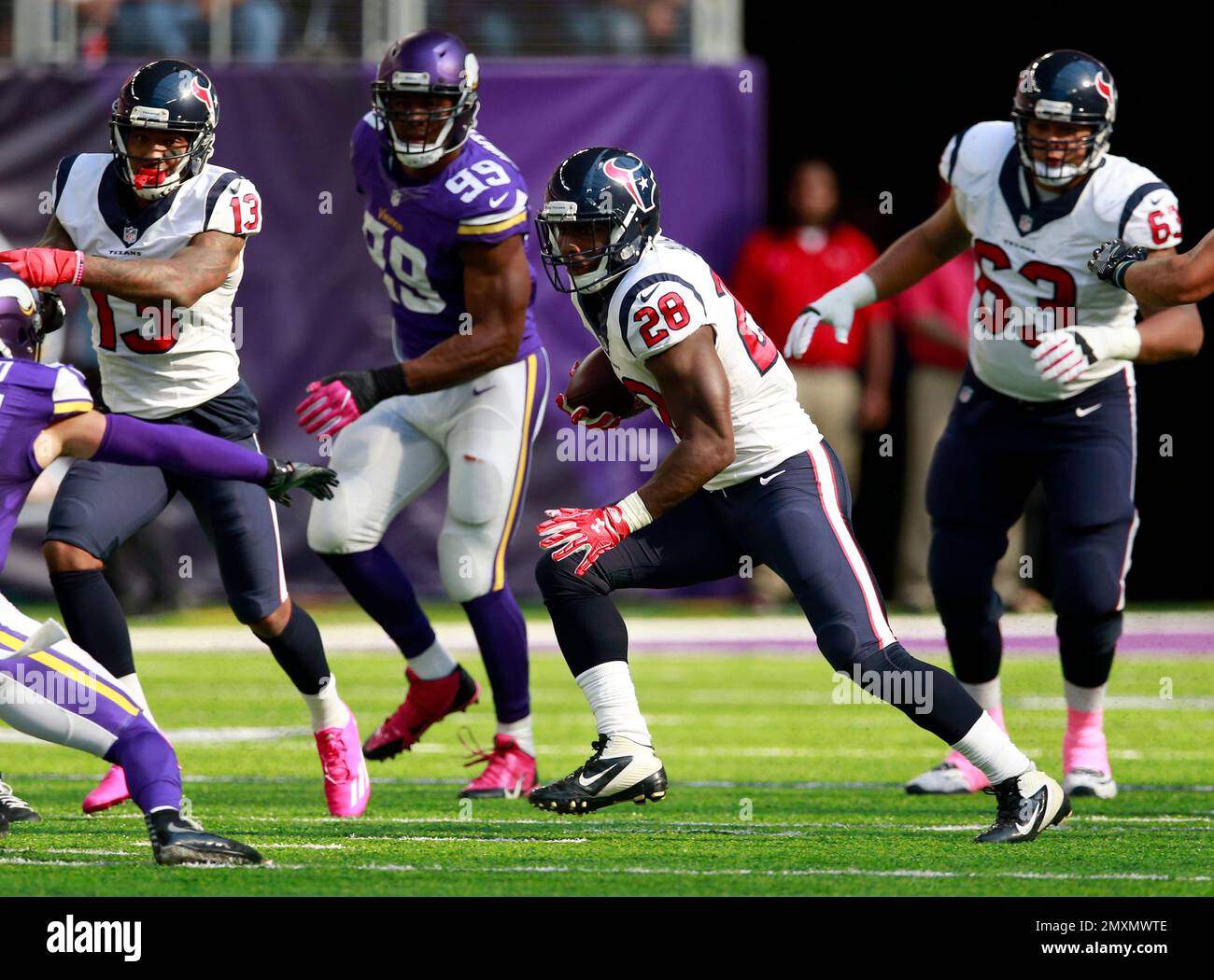 Houston Texans running back Alfred Blue (28) runs the ball against ...
