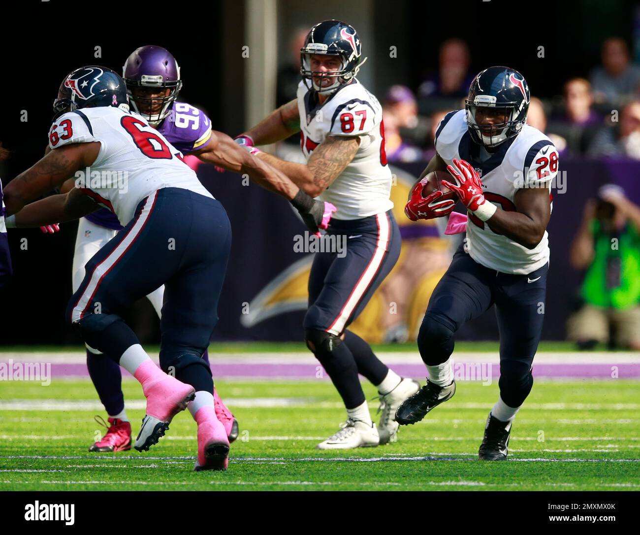 Houston Texans running back Alfred Blue (28) runs the ball against ...