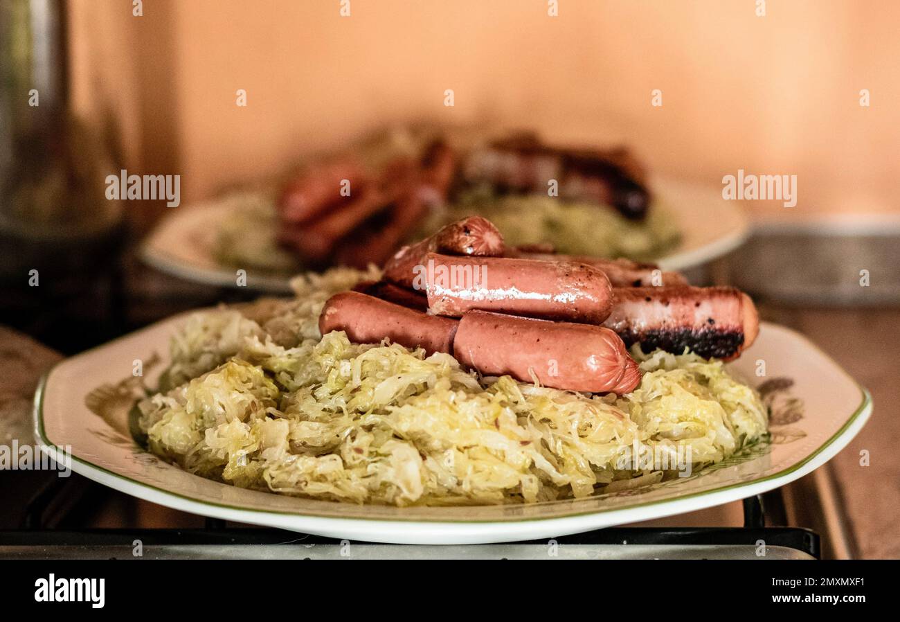 picture of wurstel with sauerkraut - wurstel e crauti Stock Photo - Alamy