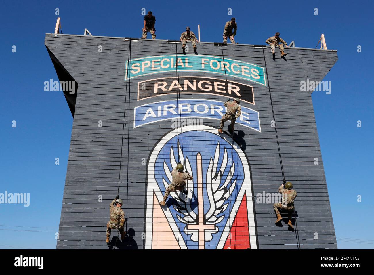 Fort Polk, Louisiana, USA. 12th Jan, 2023. Air assault students rappel ...