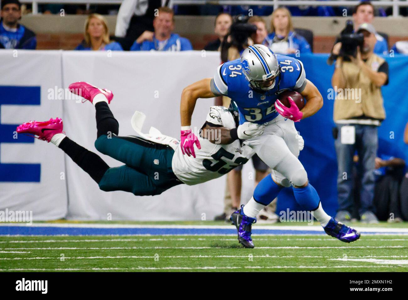 Detroit Lions fullback Zach Zenner (34) breaks a tackle by Philadelphia ...