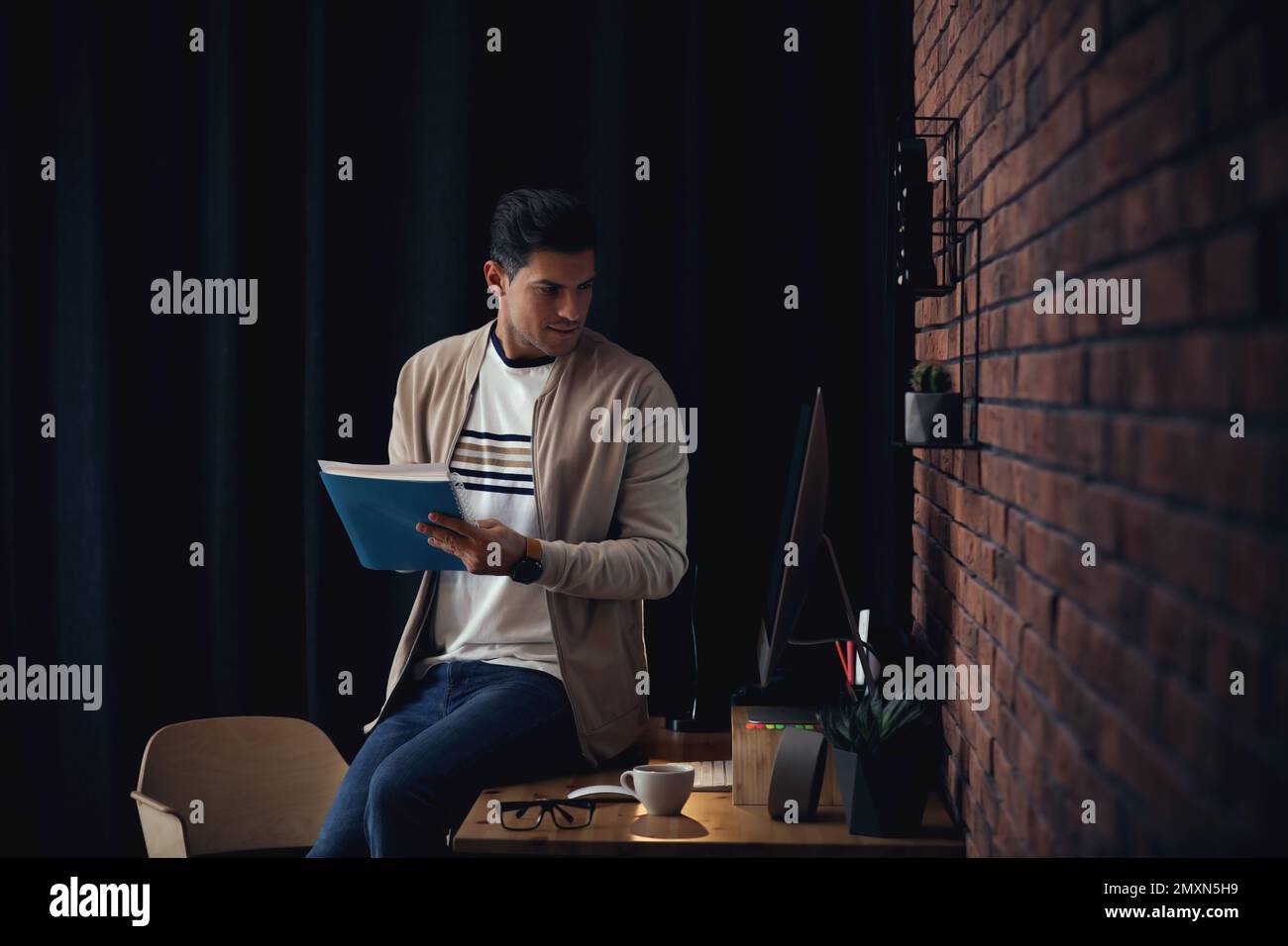 Journalist with notebook at workplace in office Stock Photo - Alamy