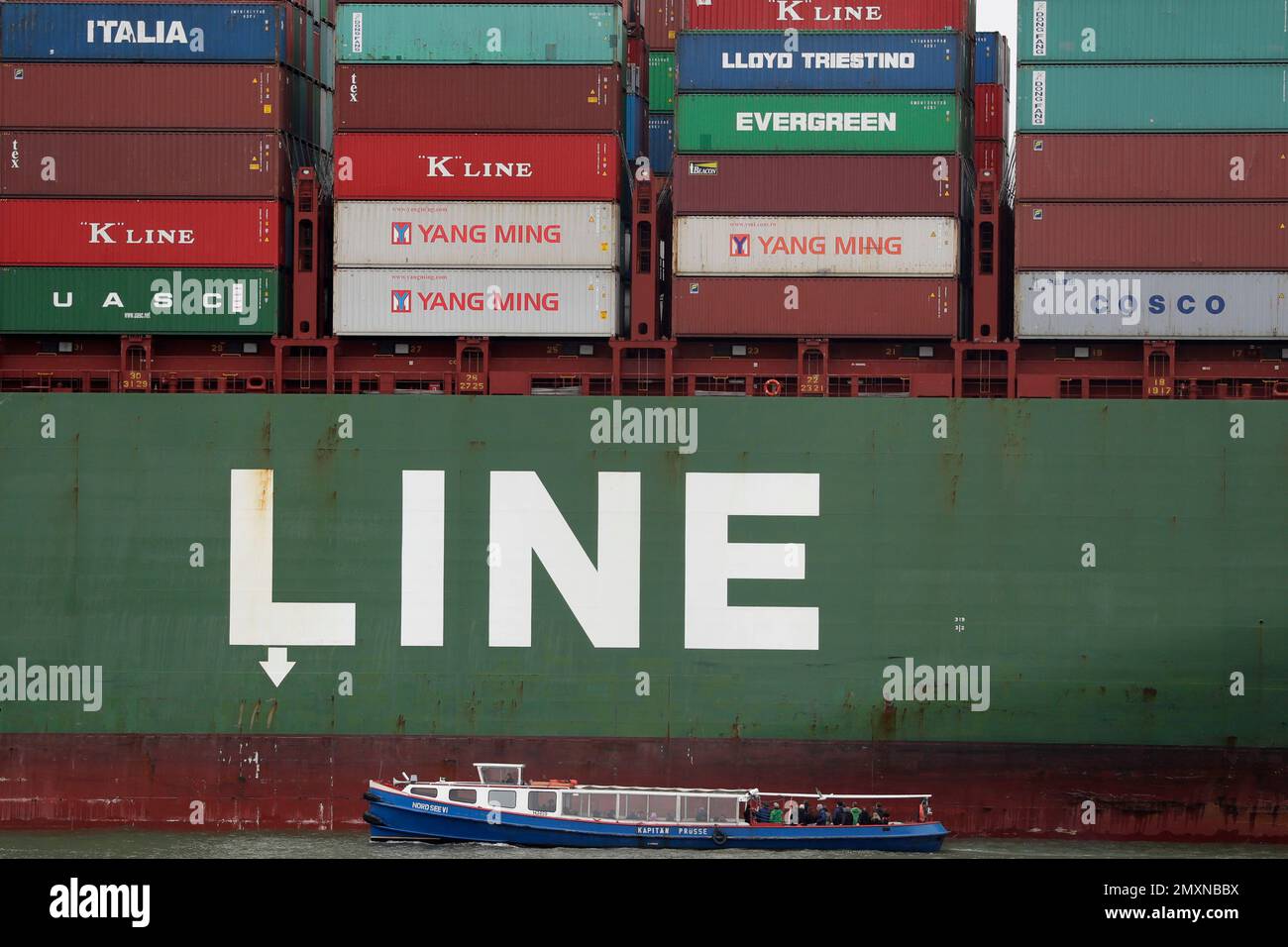 Shipping containers are stacked on a ship in the port in Hamburg ...