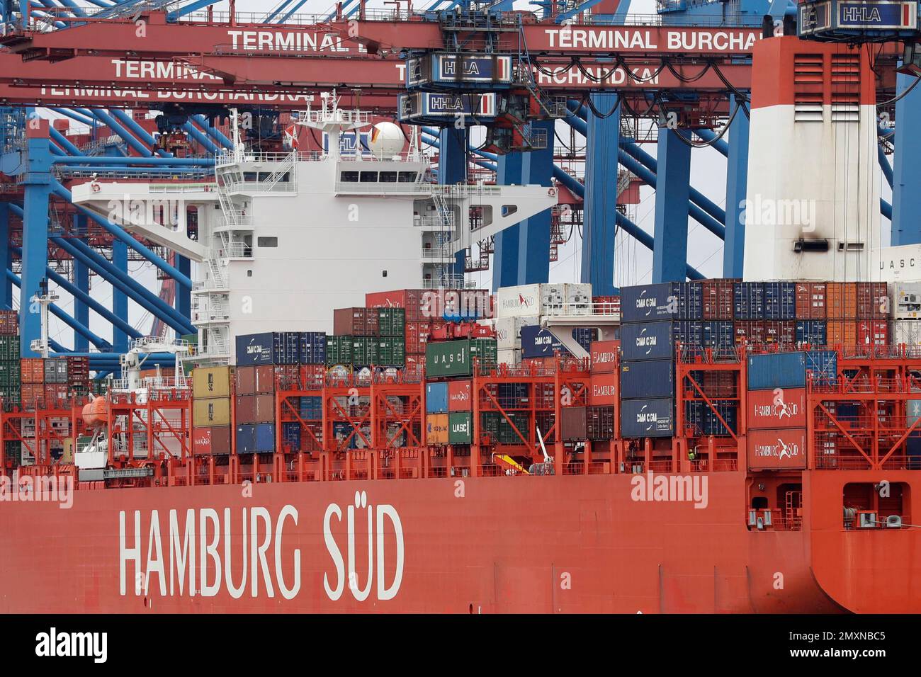 Shipping containers are stacked on a ship in the port in Hamburg ...