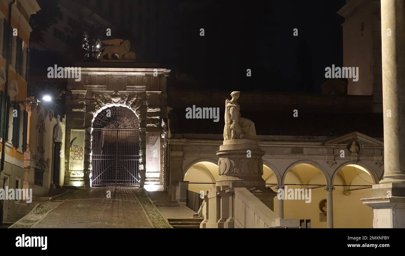 Urban alley scenery hi-res stock photography and images - Alamy