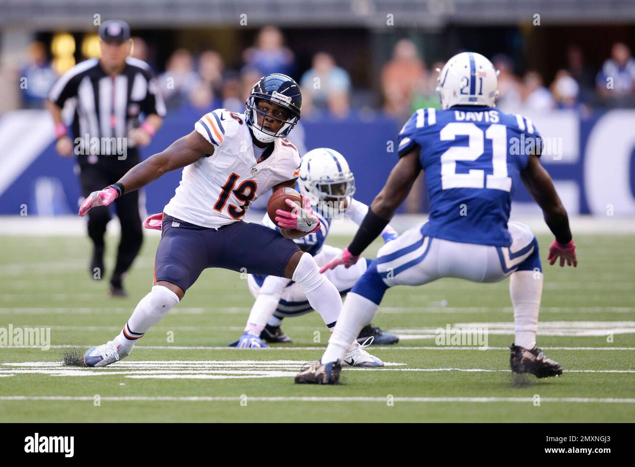 Chicago Bears wide receiver Eddie Royal (19) cuts in front of ...