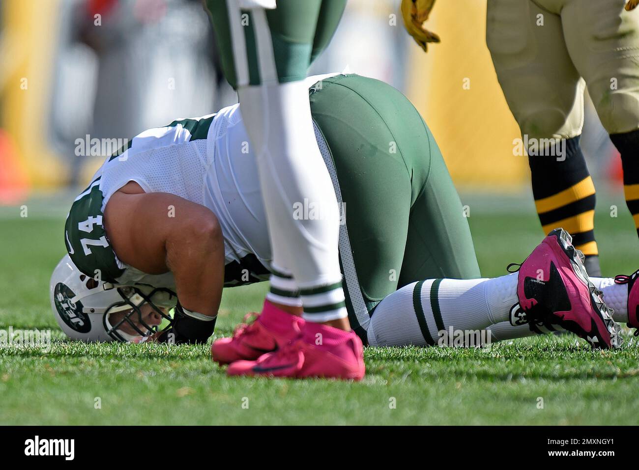 New York Jets center Nick Mangold (74) is shaken up on a play during ...