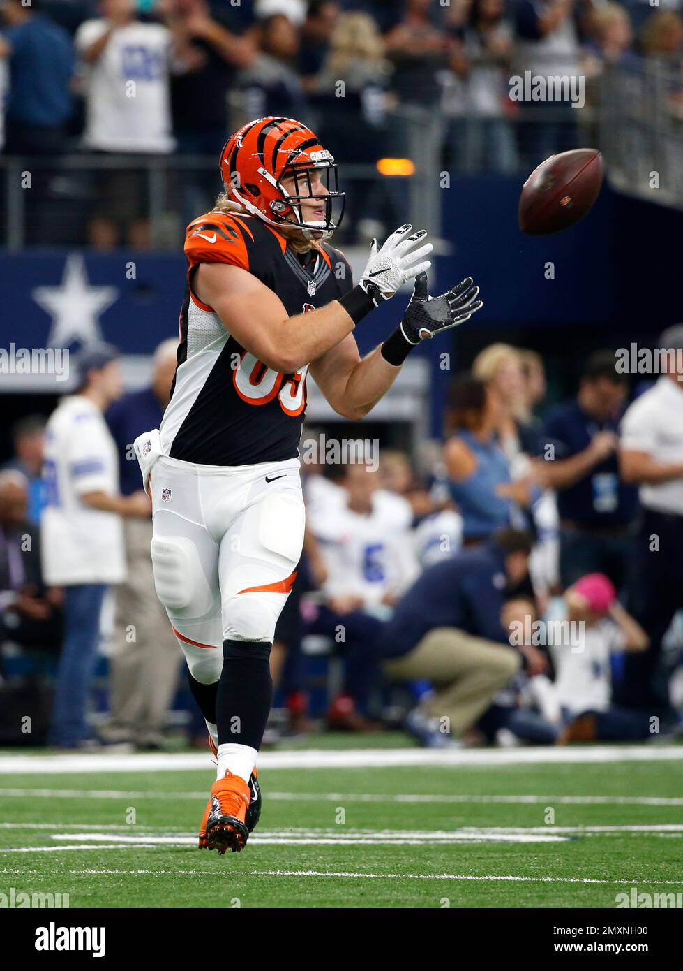 Cincinnati Bengals' Ryan Hewitt (89) reaches out to catch a pass during ...