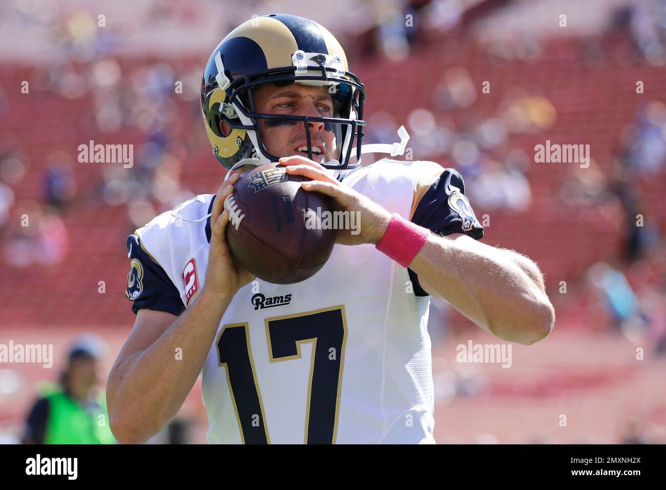 Los Angeles Rams quarterback Case Keenum warms up before an NFL ...