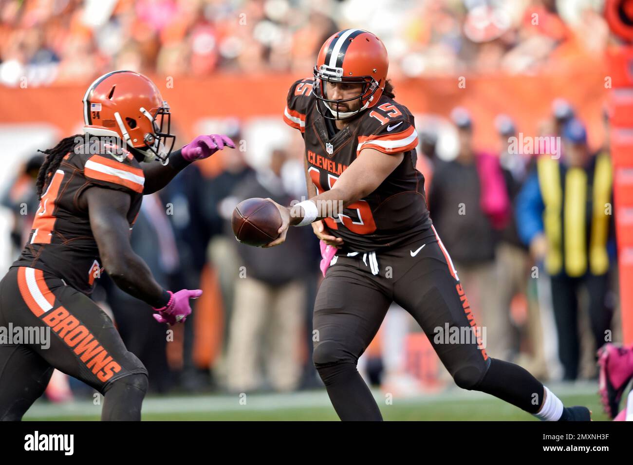 Cleveland Browns quarterback Charlie Whitehurst (15) hands off to ...