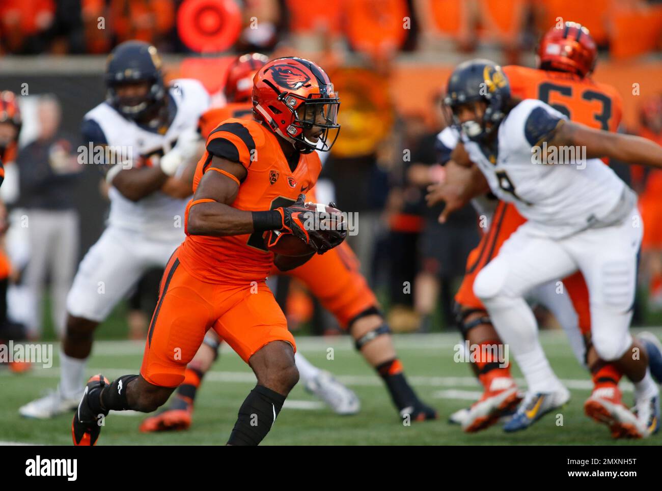 Oregon State wide receiver Victor Bolden Jr., center, during an NCAA ...