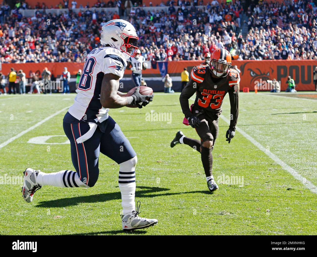 New England Patriots tight end Martellus Bennett runs past Cleveland ...