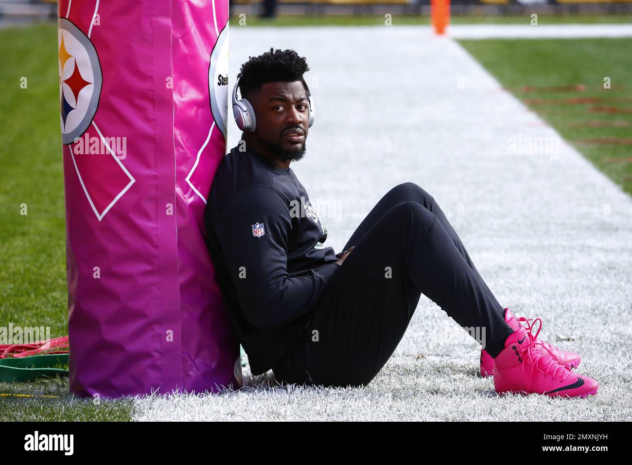 New York Jets tight end Brandon Bostick (82) leans on the goalpost as ...